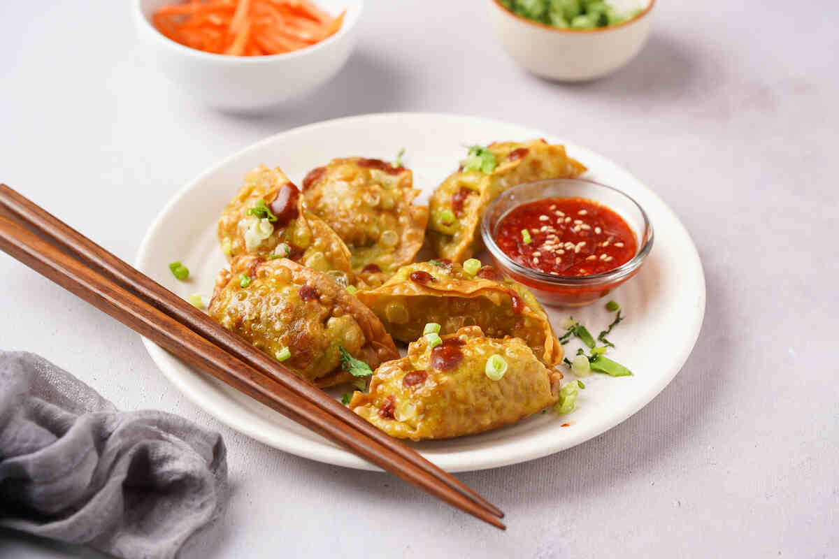 Order Classic Fried Vegetable Momos 6 Pcs from Zomoz on EatSure